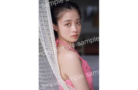 橋本環奈、ミニドレス・胸元ざっくりワンピ披露 3rd写真集ポストカード全6種類の絵柄公開＜カレイドスコープ＞ Newscafe