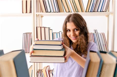 طالبة شابة تستعد للامتحانات في المكتبة المتجه الخلفية والصورة للتنزيل
