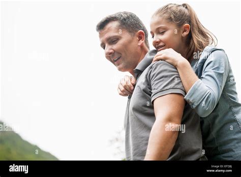 Bénéficiant Dun Père Et Sa Fille Dans Un Parc Photo Stock Alamy