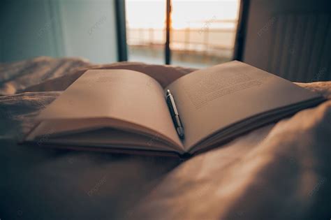 أمسية حميمة في المنزل مع كتاب جيد يقرأ قصة ممتعة مما يجعل الملاحظات