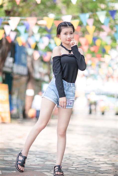 무료 이미지 사람들 소녀 여자 다리 초상화 모델 어린 봄 유행 조깅 의류 레이디 신발류 복부 사진