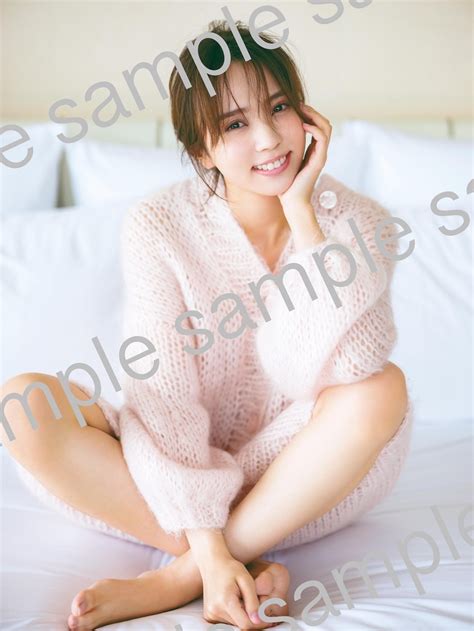 📸 画像：櫻坂46 小林由依 2nd写真集『意外性』通常版表紙（撮影：柴田フミコ／小林由依2nd写真集『意外性』講談社with事業部）｜櫻坂