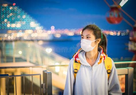 Japanse Tiener Op Een Blauwe Plek In Japan Op Een Grote Golven Stock