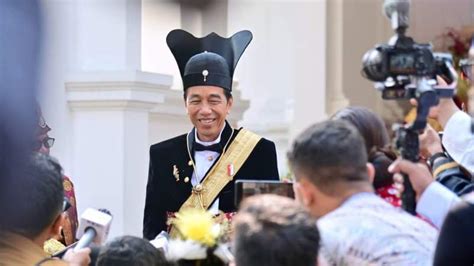 Hut Ri Presiden Jokowi Kenakan Pakaian Khas Kesunanan Surakarta