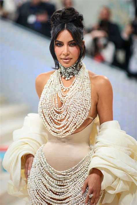 Kim Kardashian Con Vestido De Perlas De Schiaparelli En La Met Gala