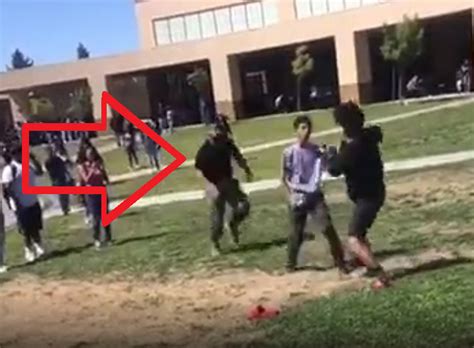 高校生同士の喧嘩をアメリカの海兵隊がタックルで止める動画 ポッカキット
