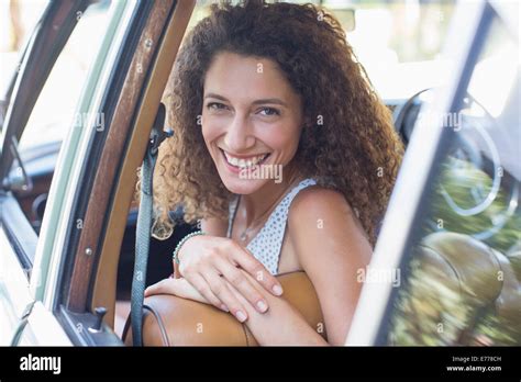 Femme Qui Monte Dans La Voiture Banque De Photographies Et Dimages à