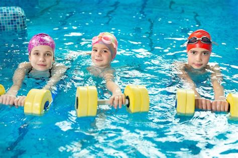 Formation Des Enfants Dans La Piscine Avec Des Cours De Natation