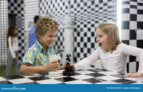 Adolescentes Tentando Sair Da Sala De Escape Estilizada Sob O Tabuleiro