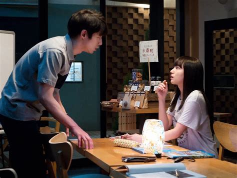連続テレビ小説「おかえりモネ」第24話。菅波（坂口健太郎）から天気の勉強を教わる百音（清原果耶）（c）nhk ― スポニチ Sponichi