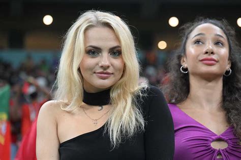 【w杯】今日の世界美女サポーター名鑑 オリエンタルな雰囲気のフランス女性、選手に向ける輝く瞳にも注目 フットボールゾーン