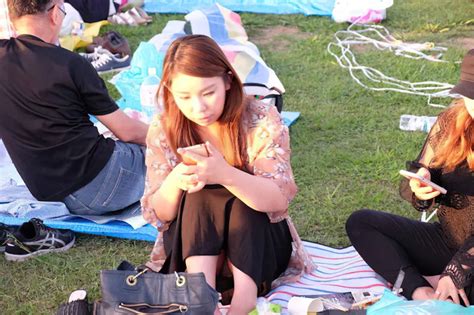 ロングスカート座りパンチラ画像69枚～公園や街で盗撮したお姉さんたちのパンツまとめ│エロ画像ぱんちらちゃんねる