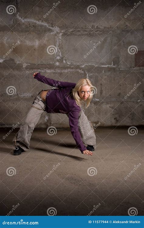 Belle Danse De Fille Dhoublon De Gratte Cul Au Dessus De La Brique
