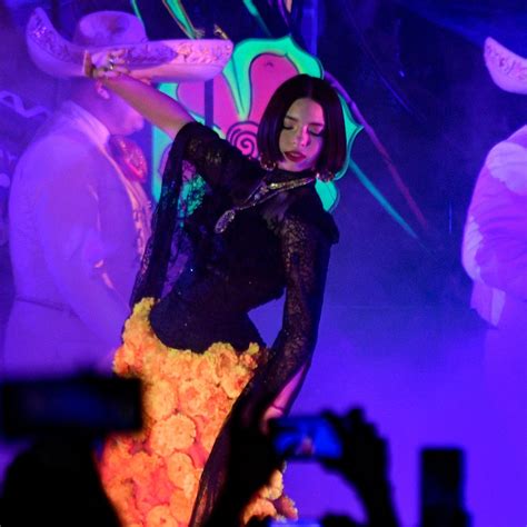 Ángela Aguilar Con Pantalones Y Zapatos De Tacón En Show De Savage X