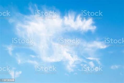背景の美しい青い空の雲 ふわふわのストックフォトや画像を多数ご用意 ふわふわ 人物なし 写真 Istock