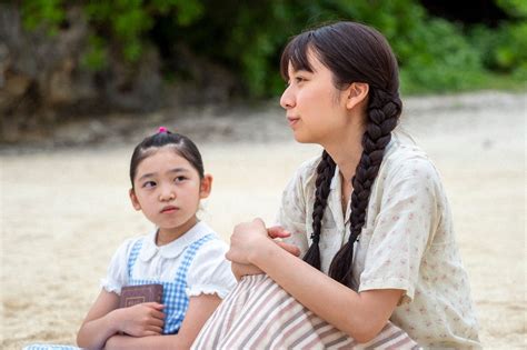 連続テレビ小説「ちむどんどん」のスピンオフドラマ「ちむどんどん外伝 歌子慕情編」。歌子（上白石萌歌）に恋のアドバイスを送る凛（布施愛織・左