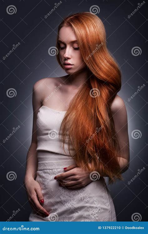 Mooie Elegante Redhaired Vrouw In Een Witte Kleding Stock Foto Image