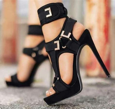 Pin Von Sonia Laclef Auf Highheels In 2020 Mit Bildern Hochhackige