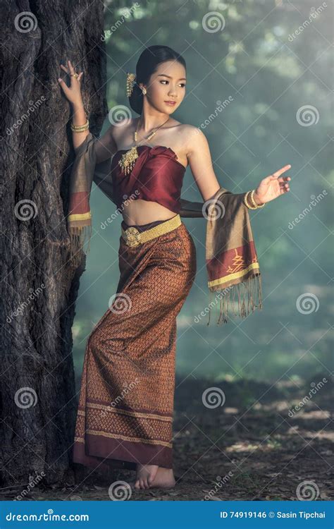 Schönes Thailändisches Mädchen Im Thailändischen Traditionellen Kostüm