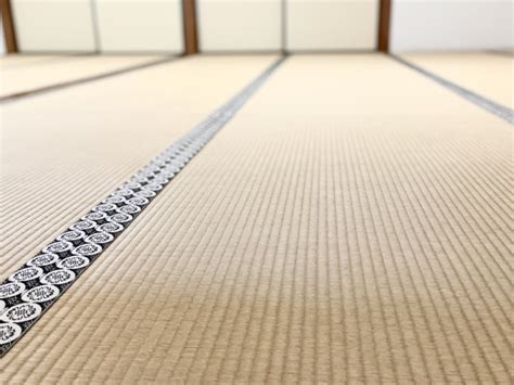 畳交換時期と畳メンテナンスについて。畳が寿命を迎えた時の処分方法も解説します。 相場屋