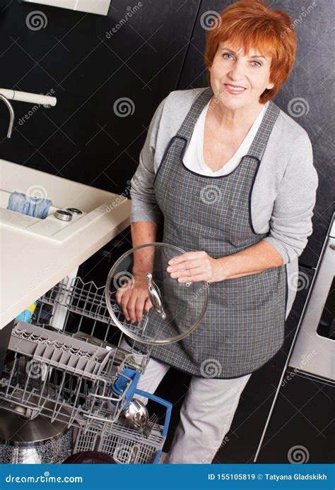 Femme Pliant Les Plats Dans Le Lave Vaisselle Image Stock Image Du