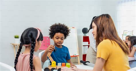 Asiatique Belle Jeune Femme Enseignante Enseignant Une Leçon à Un