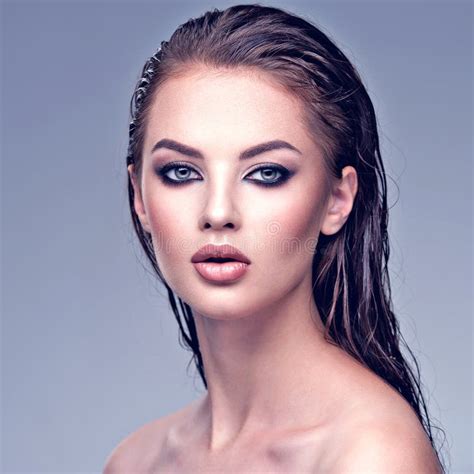 Il Volto Di Bellezza Della Giovane Bella Donna Immagine Stock
