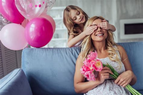 Hemmastadda Mamma Och Dotter Fotografering För Bildbyråer Bild Av