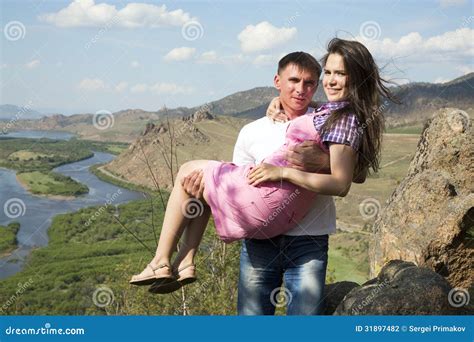Homme Tenant Son Amie Dans Des Ses Bras Photo Stock Image Du Fille