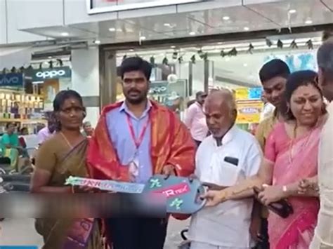 பொங்கல் பரிசாக புது பைக் கொடுத்த துணி கடை முதலாளி ஊழியர்களுக்கு இன்ப