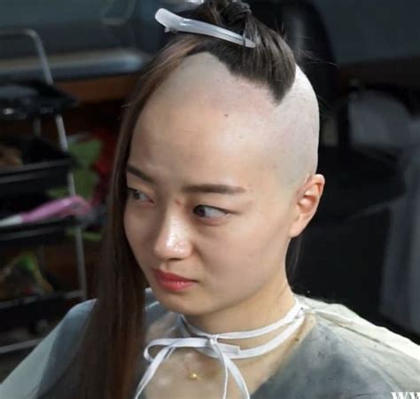 Pin By David Connelly On Women W Shaved Foreheads Hair Game Shaved