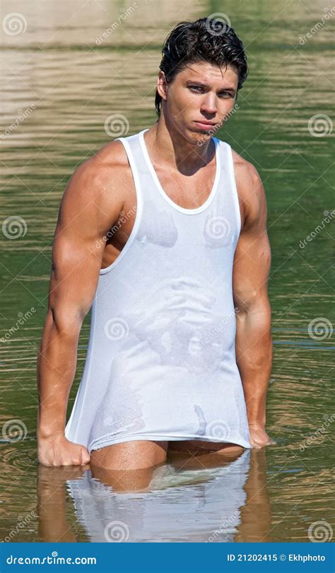 Jeune Type De Muscle Nu Détrempé Sexy Restant Dans Létang Photo Libre