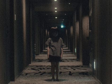 清水崇監督のホラー映画『ミンナのウタ』恐怖映像 暗い廊下でひとりの少年が走り出し……[ホラー通信]｜ニフティニュース