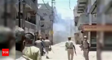 Migrant Workers Pelt Stones At Police In Surat — Indian Monitor