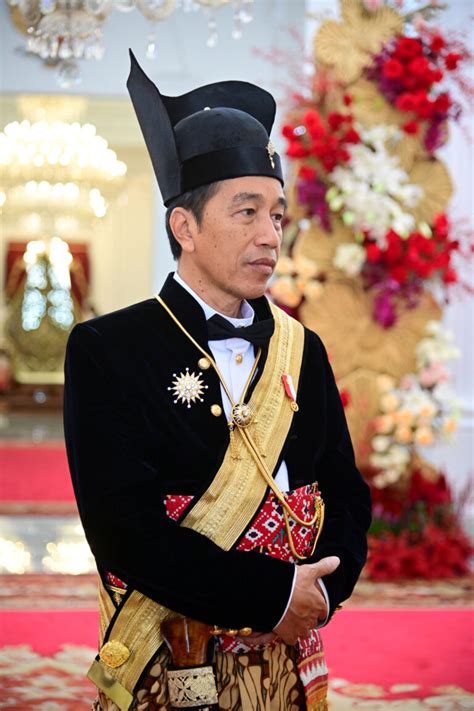[foto] Presiden Jokowi Kenakan Pakaian Khas Kesunanan Surakarta Pada