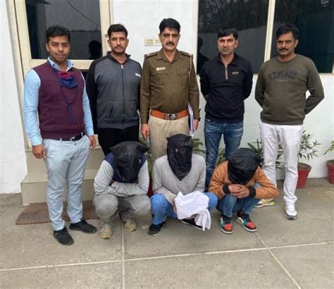 कार सहित तीन तस्कर गिरफ्तार एक किलो चरस बरामद Three Smugglers