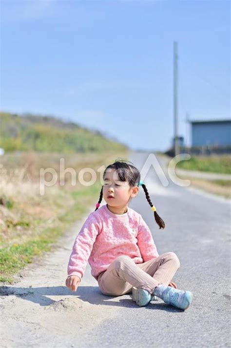 道路に座ってくつろぐ女の子 No 4571262｜写真素材なら「写真ac」無料（フリー）ダウンロードok