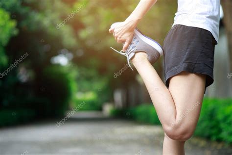 Joven Corredora Estirándose Para Calentarse Antes De Correr O Hacer