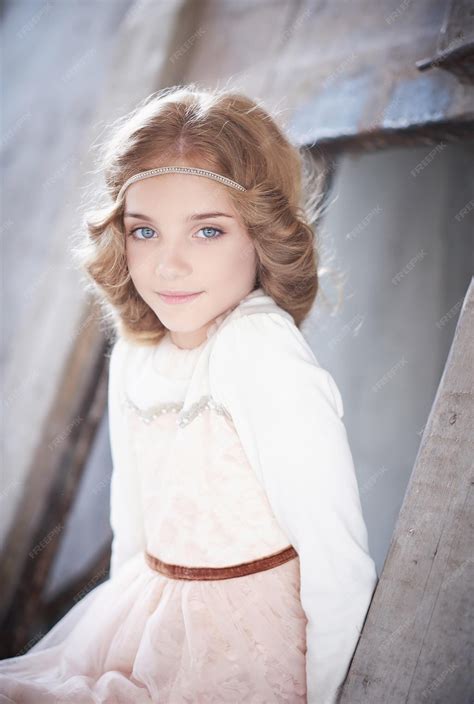 Retrato De Una Linda Adolescente Rubia De Ojos Azules Foto Premium
