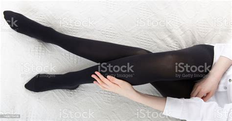 Wanita Cantik Memakai Stocking Di Dalam Ruangan Closeup Kaki Wanita