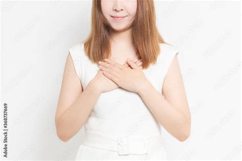 胸に手を当てる若い女性 Stock 写真 Adobe Stock