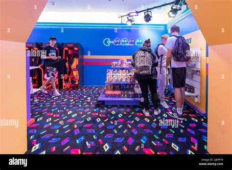 Paris France 27 Juin 2022 Centre Commercial De Style 80s Dans