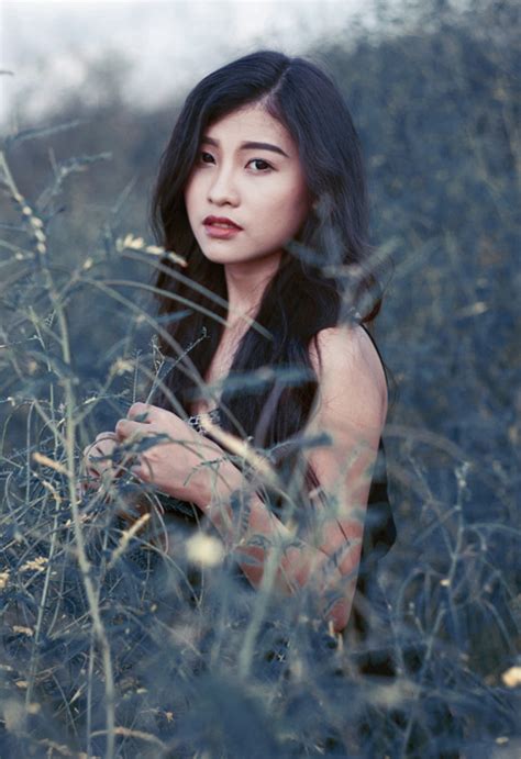[フリー写真] 草むらとベトナム人女性のポートレイトでアハ体験 Gahag 著作権フリー写真・イラスト素材集 Gahag 著作