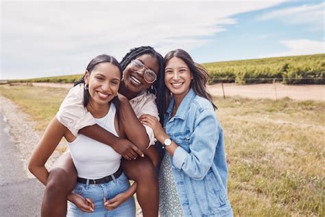 Amigos Retratados Y Mujeres A Cuestas De Vacaciones O Viajes Al Aire