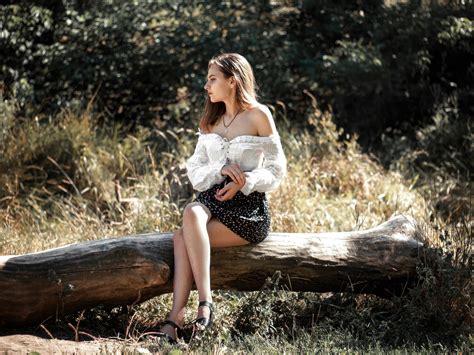 1400x1050 Girl Sitting On Tree Trunk Wallpaper 1400x1050 Resolution Hd