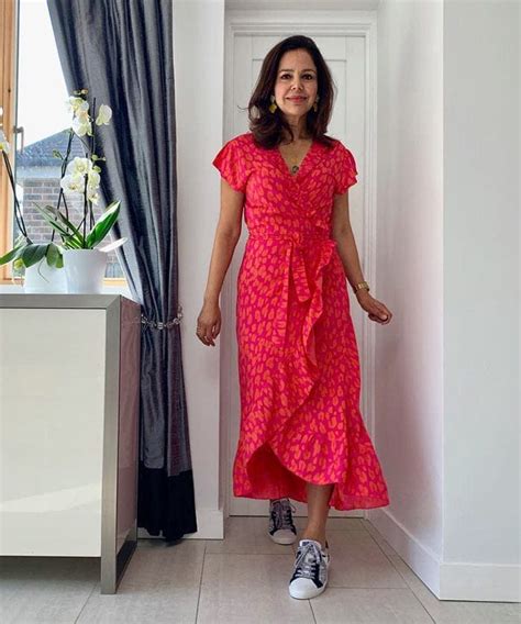 The Best Dresses To Hide Your Tummy For Women Over 40