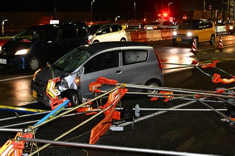 写真：【動画あり】「車が猛スピードで突っ込んで歩行者はねた」 男女2人は意識なしの状態で搬送 沖縄・浦添市の国道58号 沖縄タイムス＋プラス