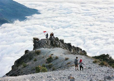 7 Gunung Dengan Lautan Awan Terbaik Di Indonesia Backpacker Jakarta