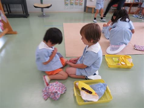 年少初着替え｜園の日常｜みてみて！げんきな筑女っ子｜筑紫女学園大学附属幼稚園