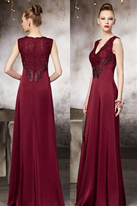 Robe Bordeaux Pour Soirée Longue En Dentelle Ornée De Bijoux à Col V